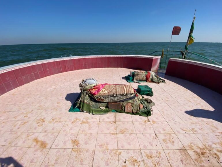The under Water Tomb of Noori Jaam Tamachi & Keenjhar Lake Sindh ...