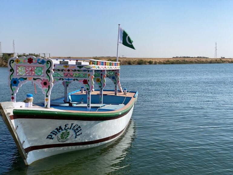 The under Water Tomb of Noori Jaam Tamachi & Keenjhar Lake Sindh ...